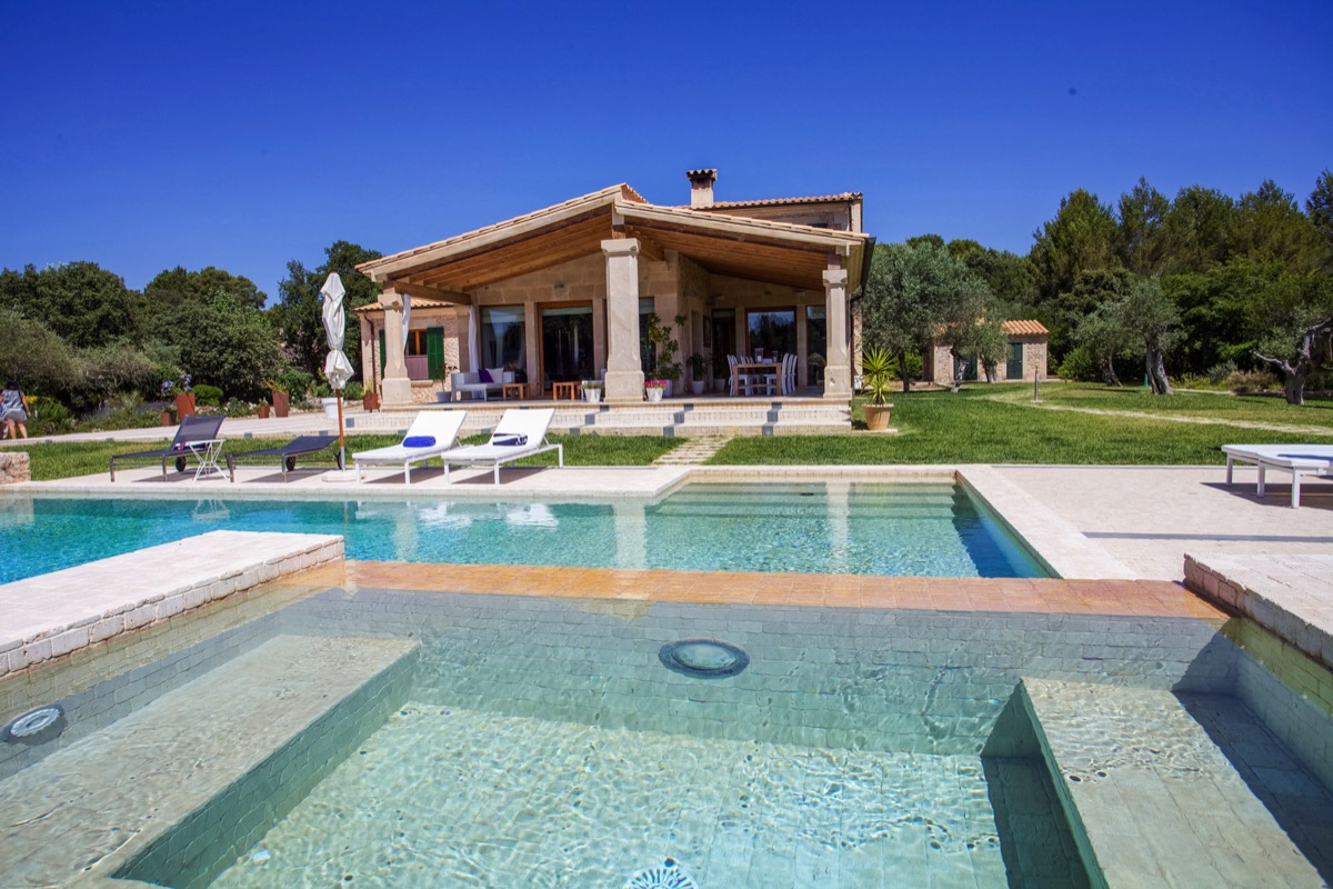 Beautiful villa in exclusive area in Pollensa with rental license - Living in Mallorca
