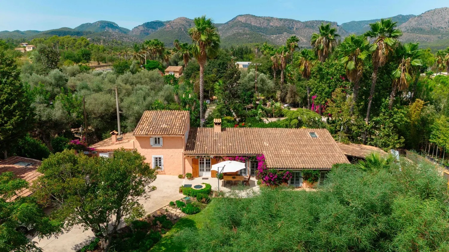 Beautiful Country House with garden Near Palma - Living in Mallorca