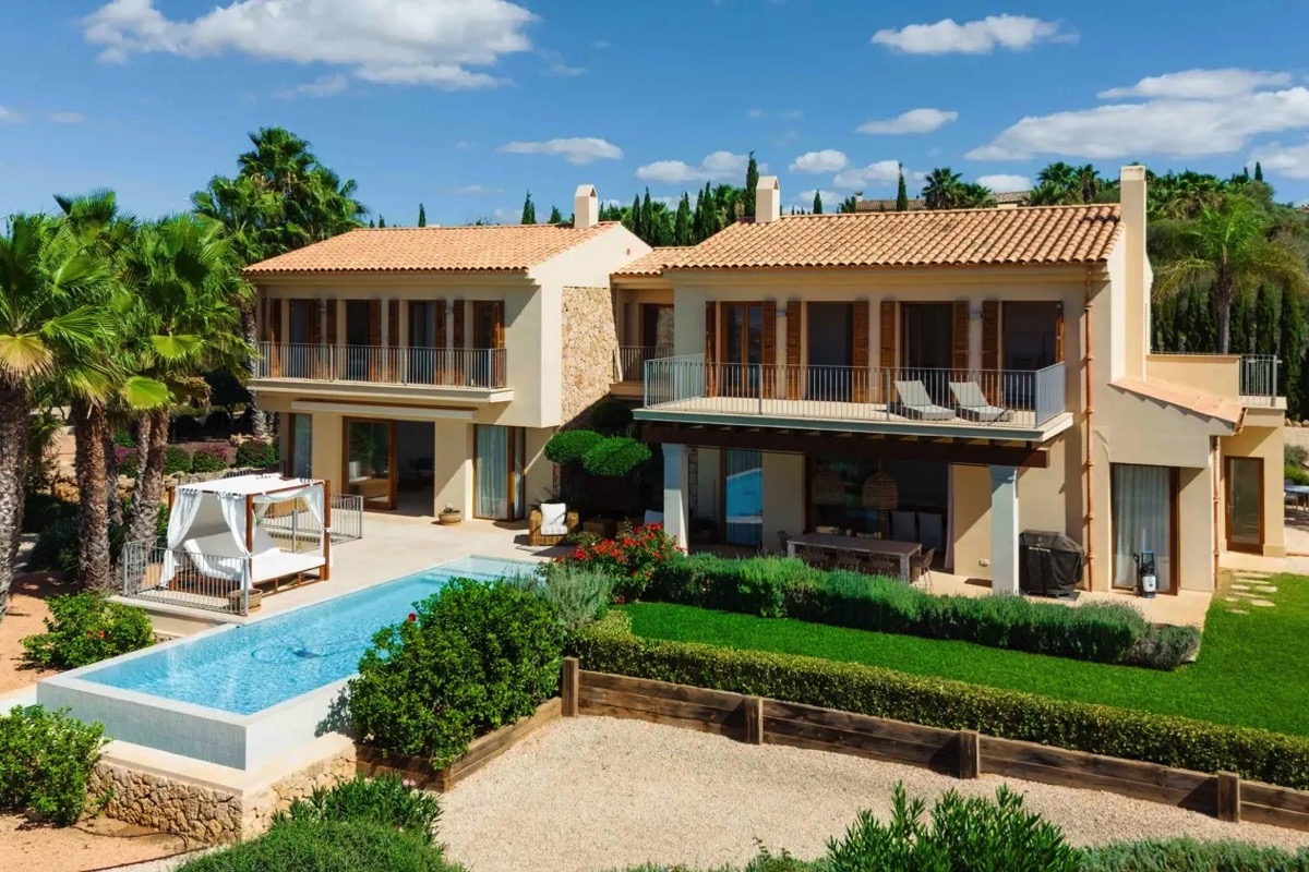 Impressive Estate with panoramic views and pool near Palma - Living in ...