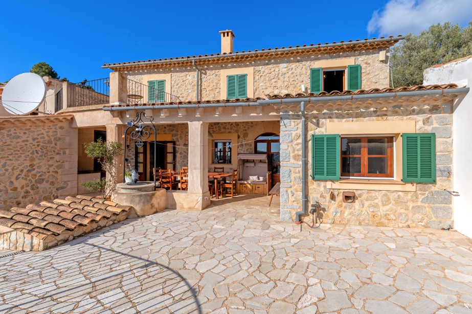 Sea view villa with pool and guest house in Galilea - Living in Mallorca